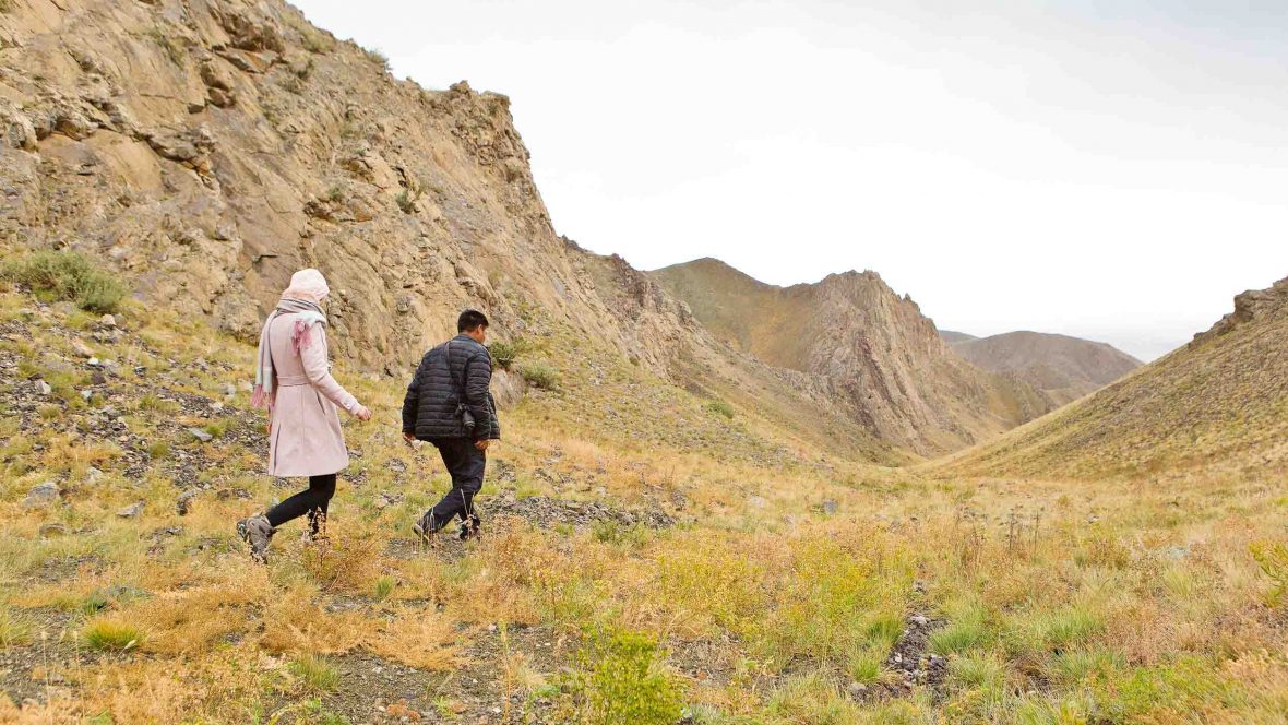 Patience makes perfect: How to track a snow leopard | Adventure.com
